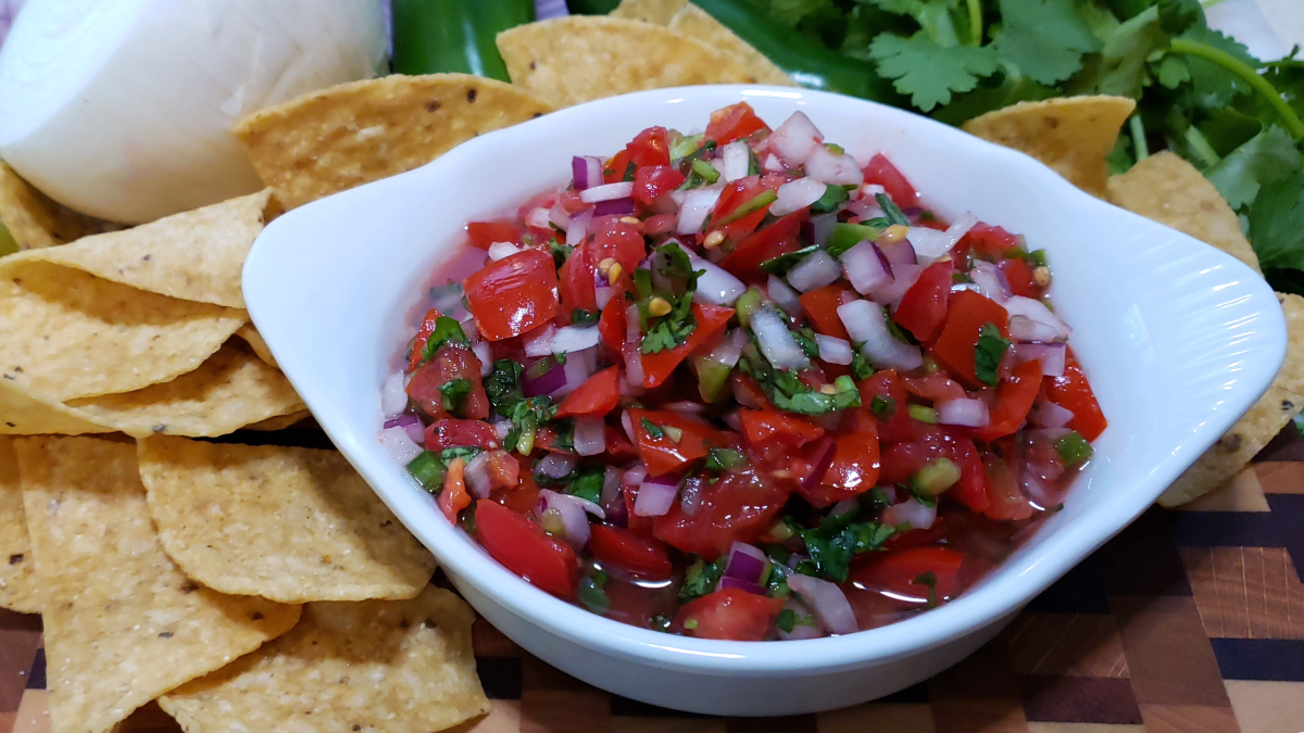 Fresh Pico de Gallo in 10 Easy Minutes